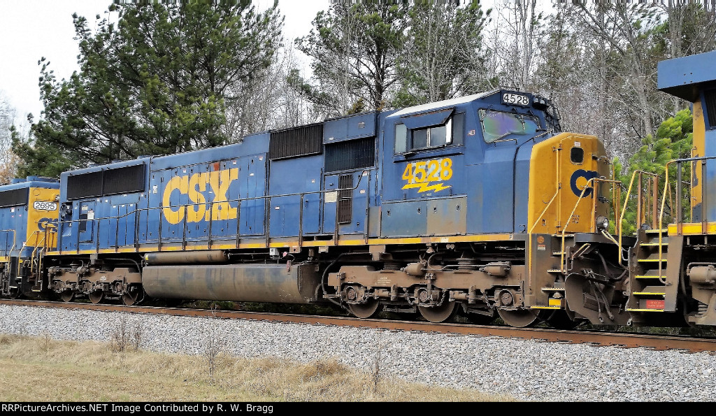 CSX 4528 (SD70MAC)